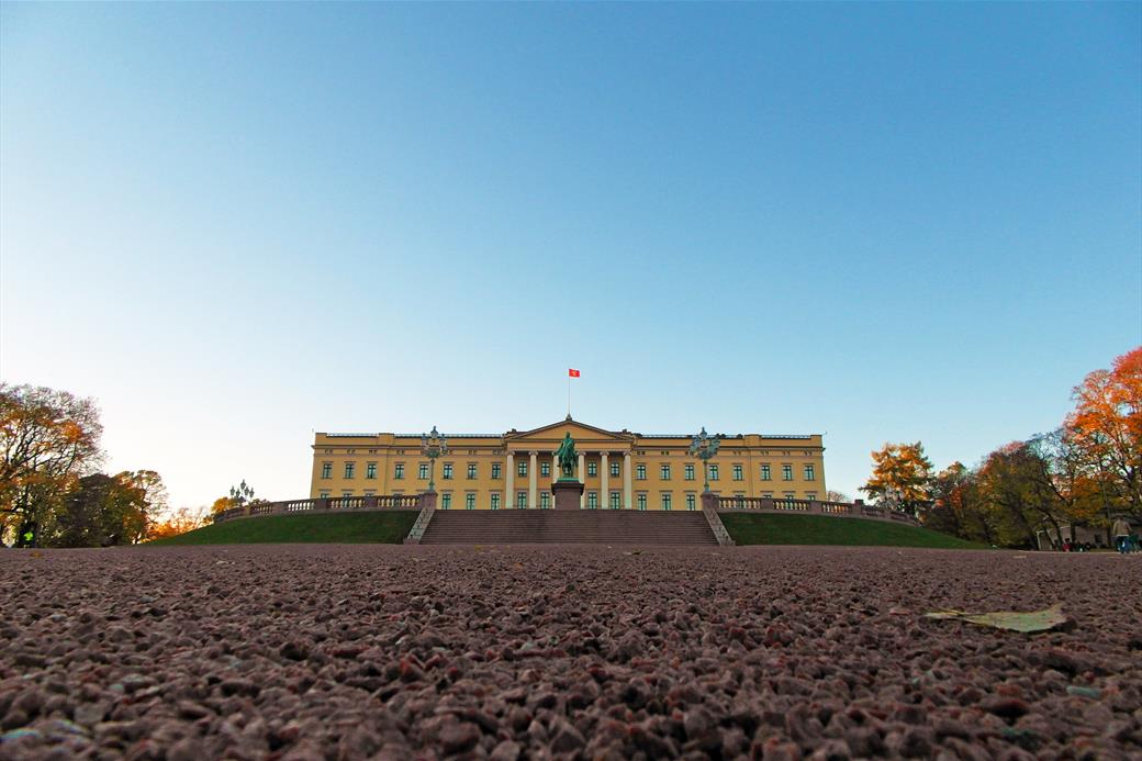 Slottet om dagen sett fra froskeperspektiv.